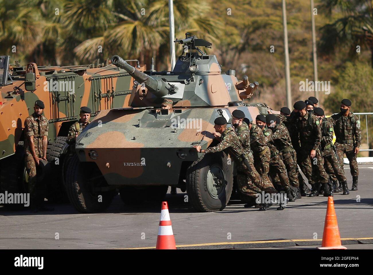 Brazilian army tanks Banque de photographies et d’images à haute ...