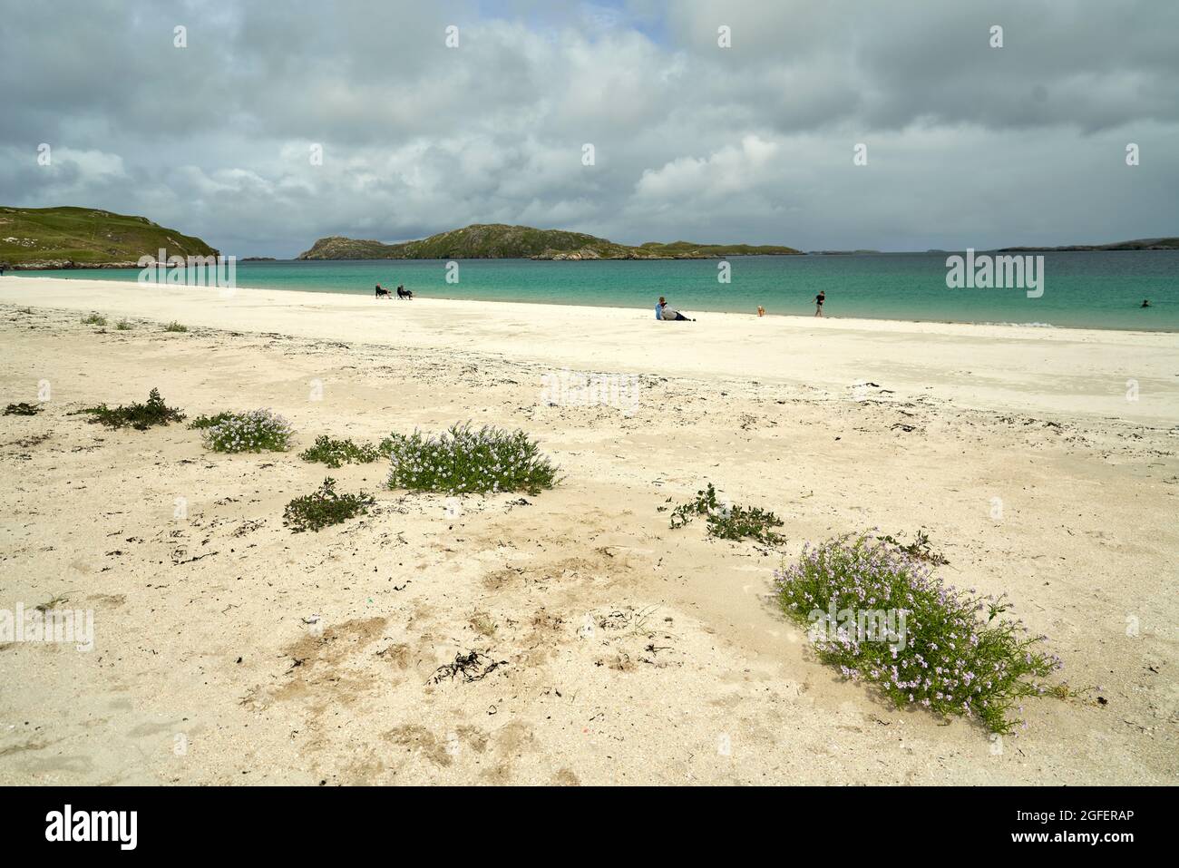 La plage de Reef dans l'île de Lewis avec la fusée de mer en premier ...