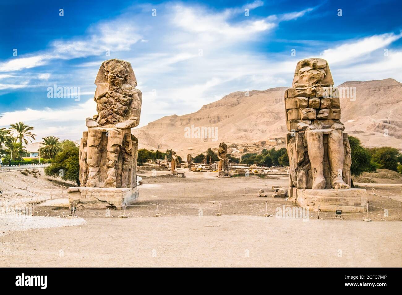 Colosses de memnon deux statues en pierre massive du pharaon amenhotep ...