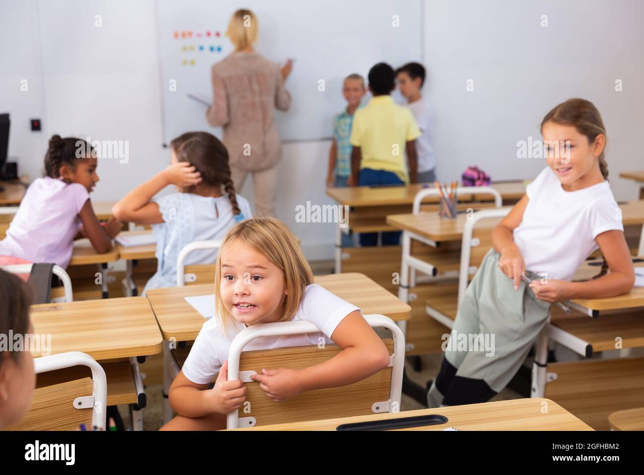 Les Camarades De Classe De La Préadolescence Sont Joyeux Et Parlent En
