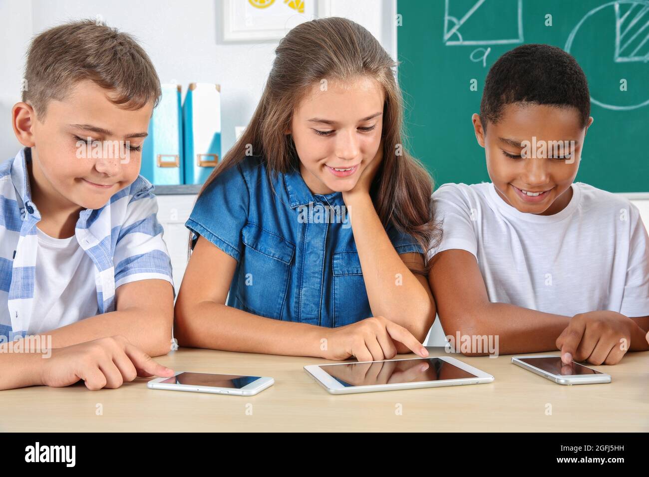 Les écoliers Assis En Classe Avec Des Téléphones Mobiles Et Des