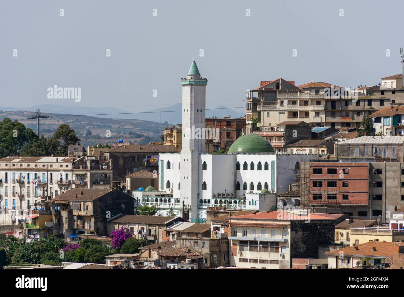 Vue aérienne d'une mosquée masjid dans le centre-ville de Skikda, en ...