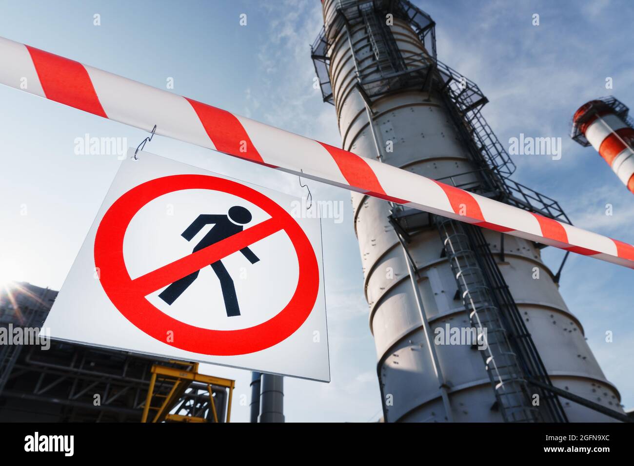 Le ruban de clôture avec une affiche interdit toute entrée non ...