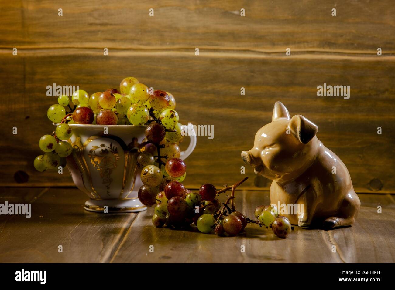 Gros plan d'une jolie figurine de porc gras à côté d'un bouquet de ...