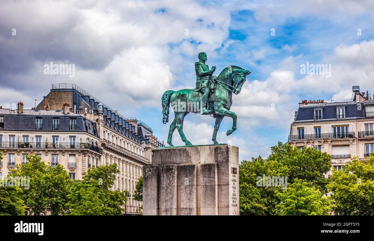 Statue du maréchal Foch place du Trocadéro Paris France. Statue des ...