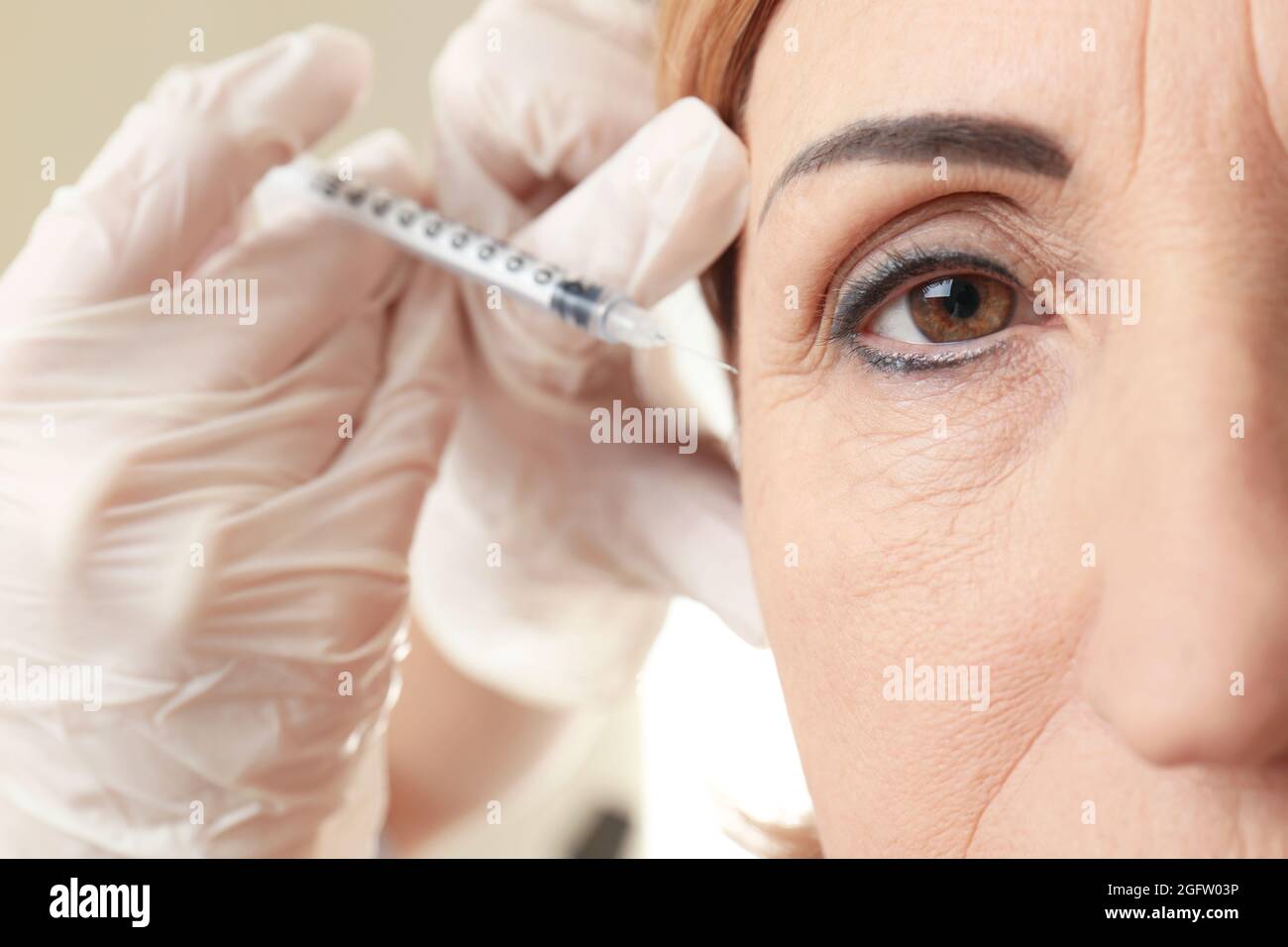 L'acide hyaluronique injection pour la procédure de rajeunissement du ...