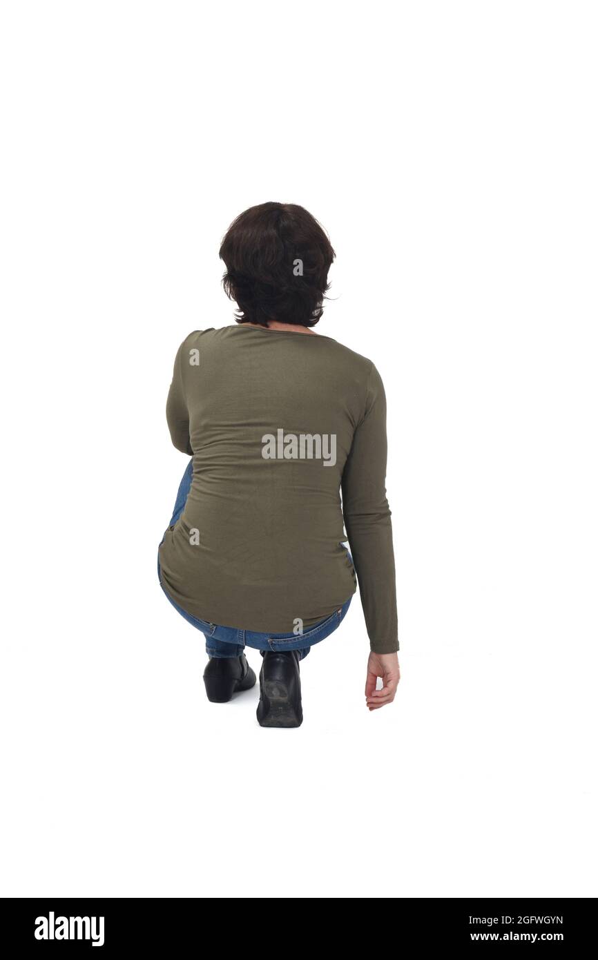 Femme cheveux court assise sur le sol Banque d'images détourées - Alamy