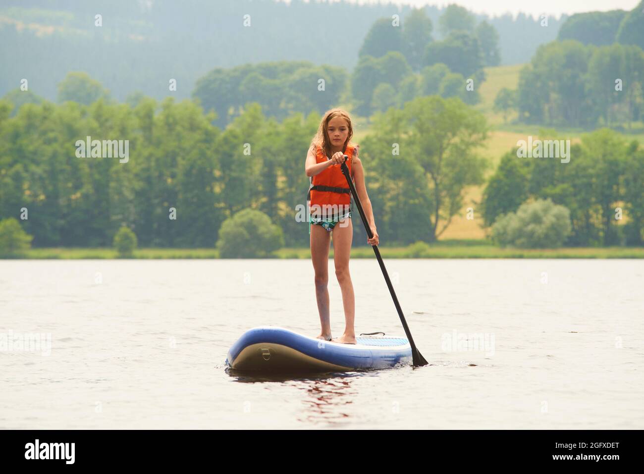 Paddleboard enfant fille Banque de photographies et d’images à haute ...