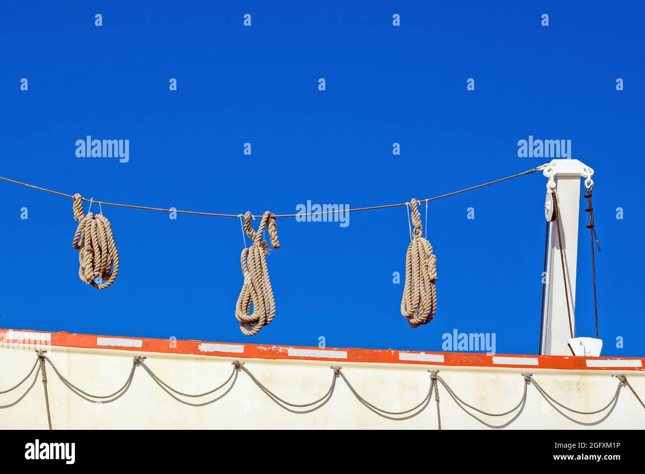 Détails d'un navire avec rambarde et cordes Photo Stock - Alamy