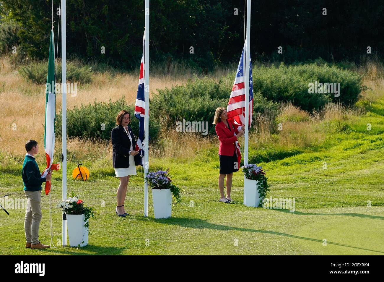 Le capitaine de l'équipe des États-Unis Sarah Ingram lève le drapeau ...