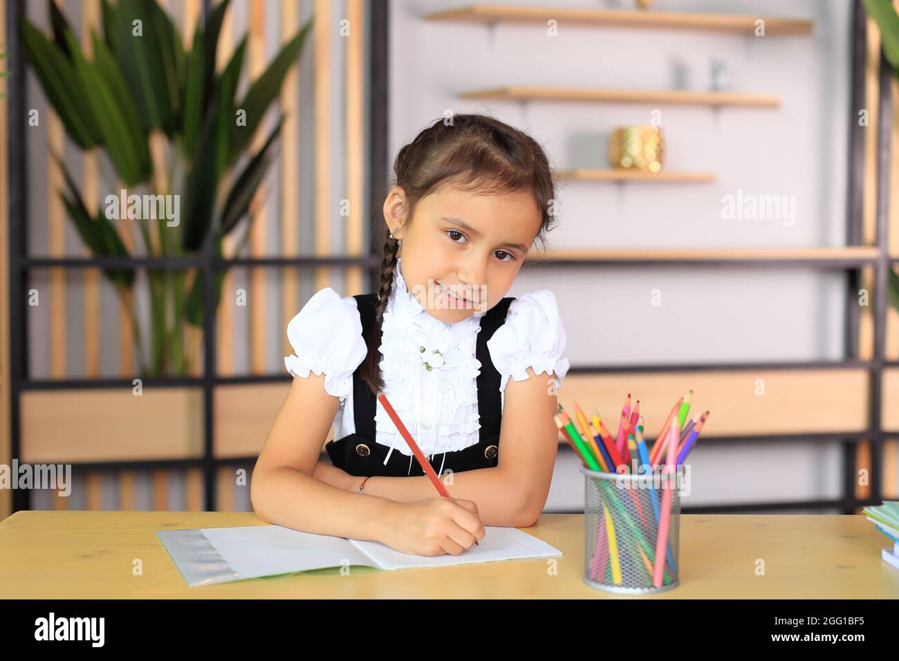 Enfant en classe ecole Banque de photographies et d’images à haute ...