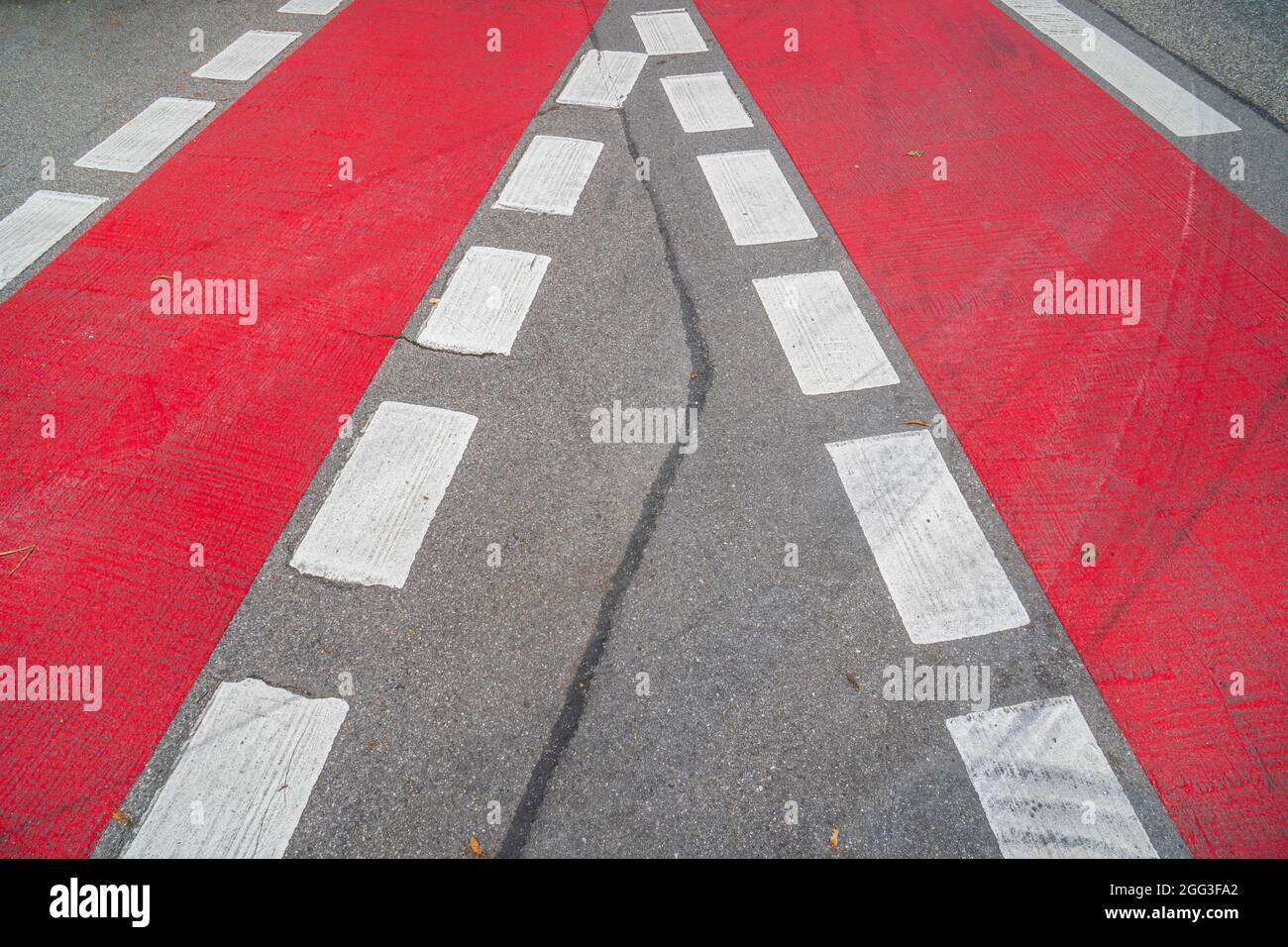 Marquage routier de la ligne rouge Banque de photographies et d’images ...