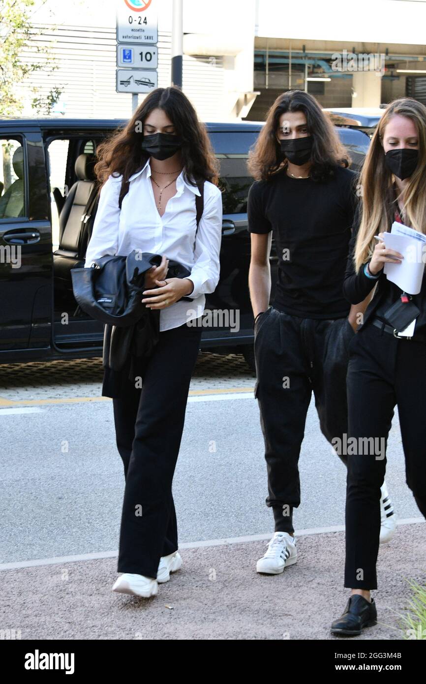 Venise Dolce And Gabbana Monica Bellucci Avec Sa Fille Deva Cassel Et