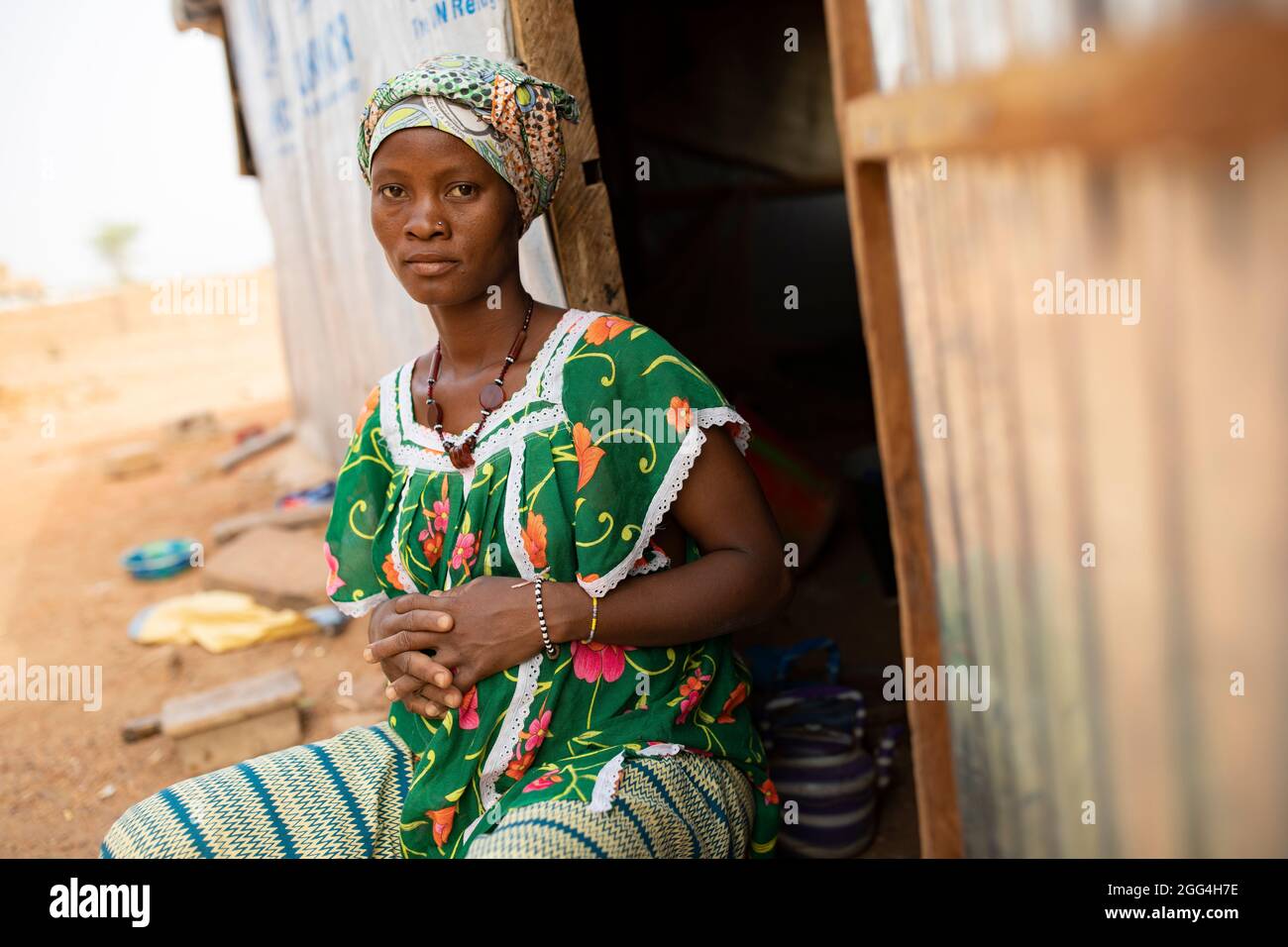 Traore Jeneba (20 ans) se trouve à la porte de son refuge temporaire à ...