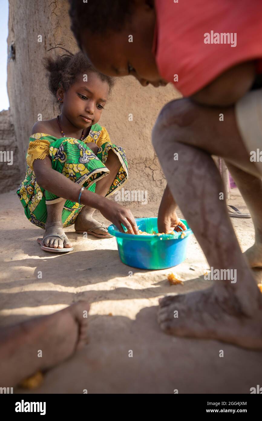 African kids eating rice Banque de photographies et d’images à haute ...