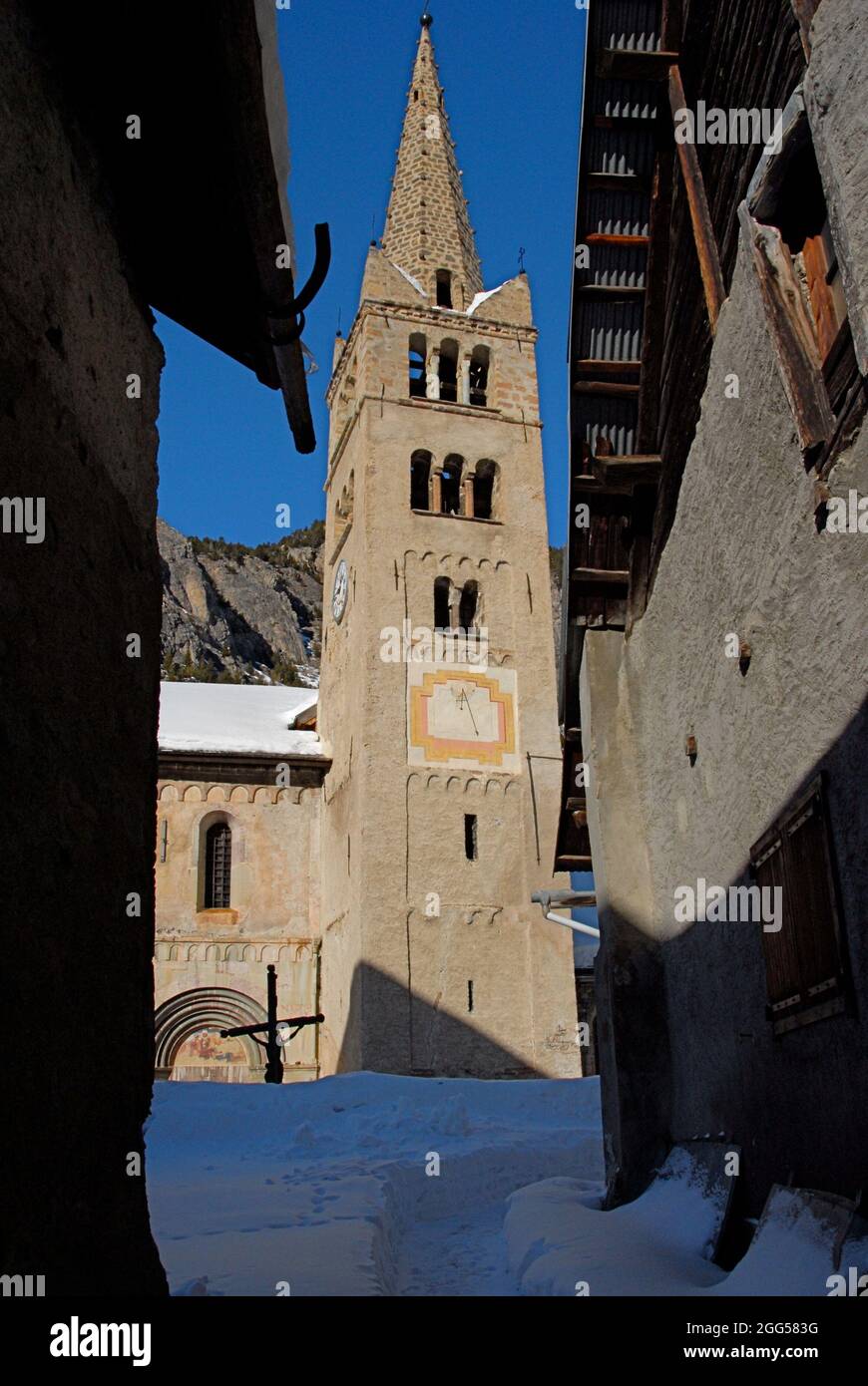 FRANCE. PROVENCE. HAUTES-ALPES (05) L'ÉGLISE DE NEVACHE (LA VALLÉE DE ...