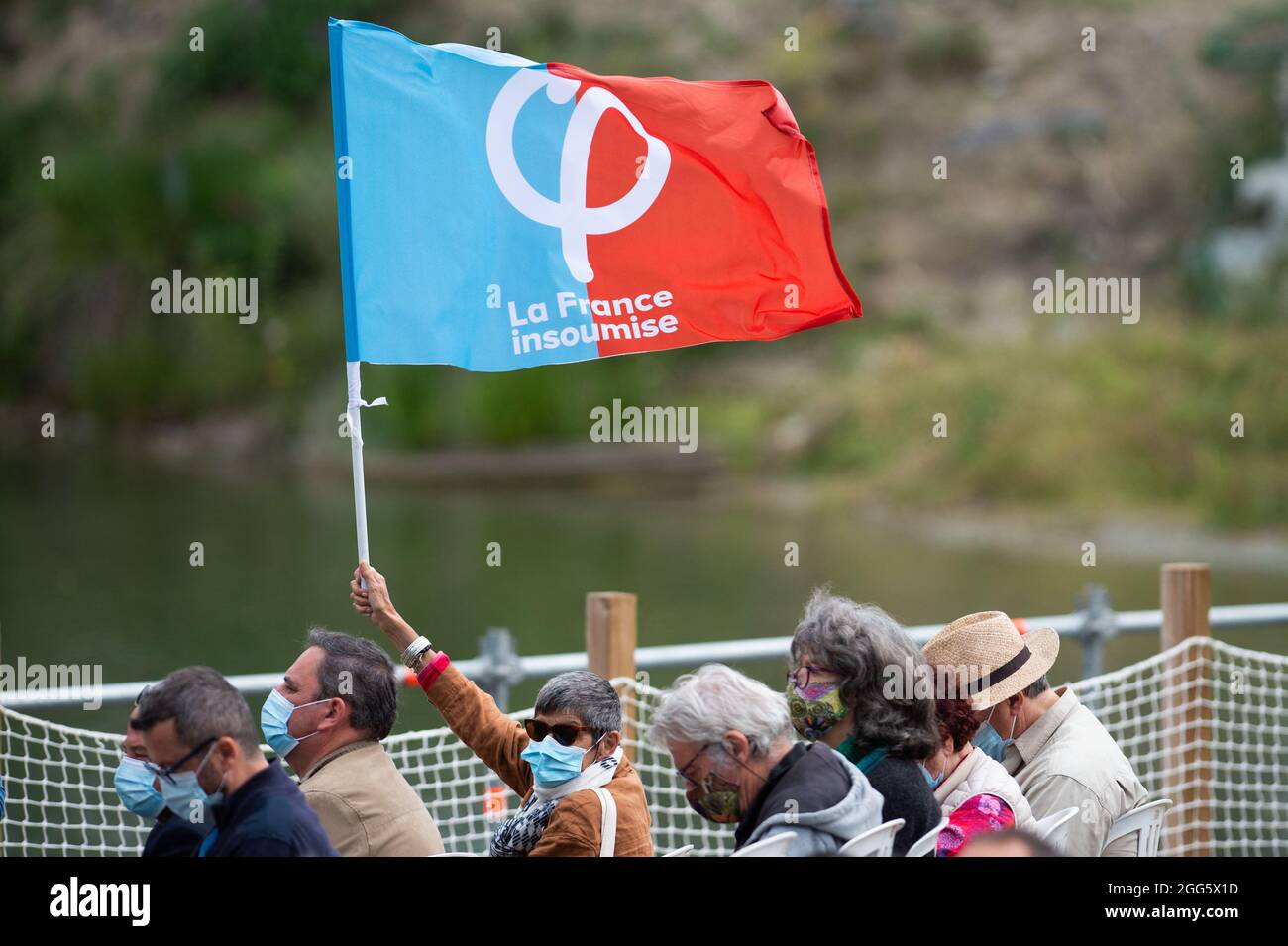 La France Insoumise LFI Supporters fait des vagues de drapeaux LFI lors ...