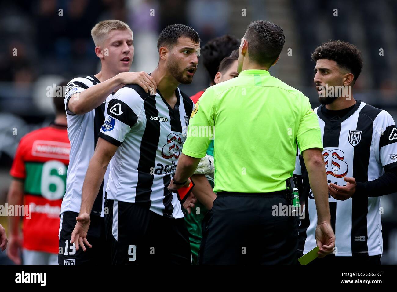 ALMELO, PAYS-BAS - AOÛT 29 : Sinan Bamais d'Heracles Almelo et arbitre ...