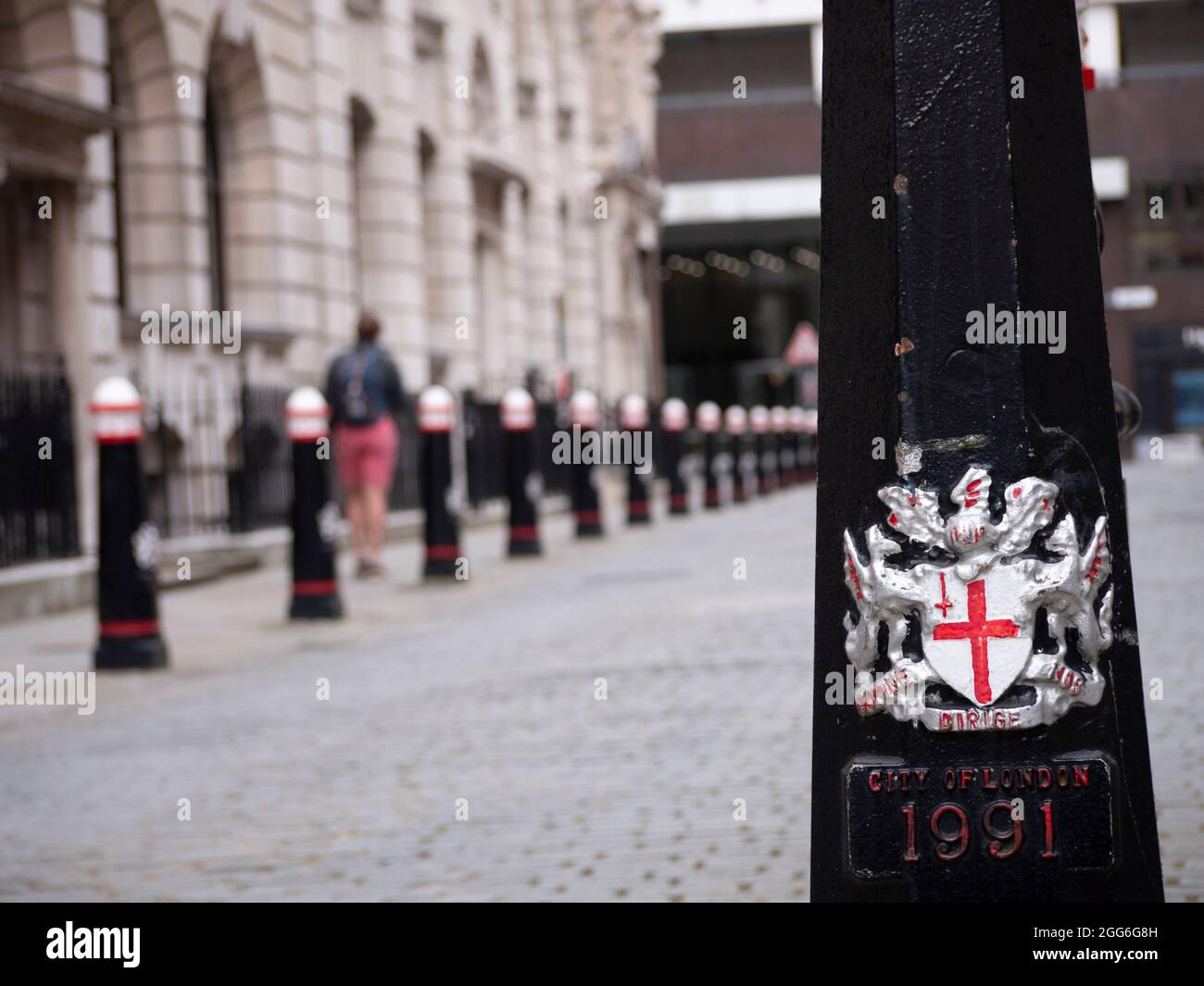 Emblème et cime de la ville de Londres sur le bollard de rue avec les ...