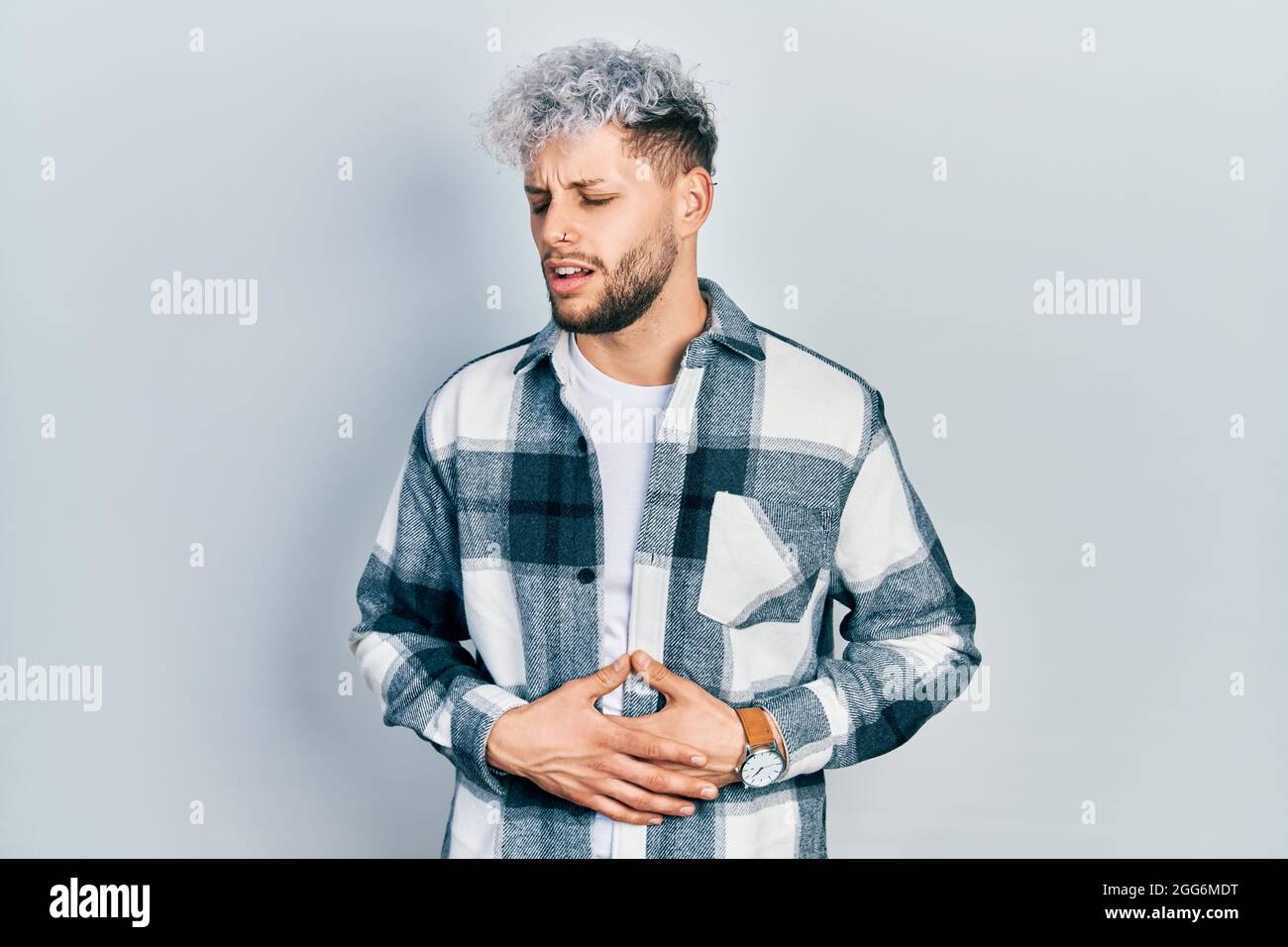 Jeune homme hispanique avec des cheveux teints modernes portant une ...