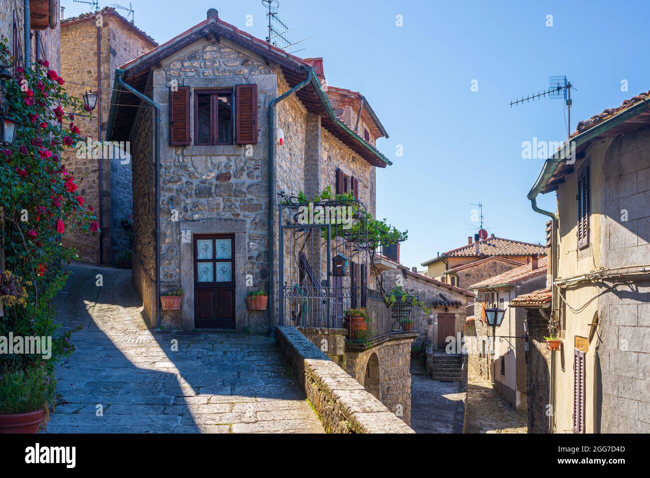 Détails du village médiéval italien, ruelle historique en pierre ...