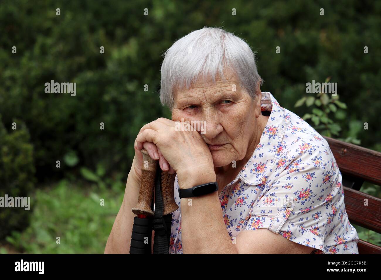 Vieille Femme Assise Sur Un Banc De Parc Banque De Photographies Et D