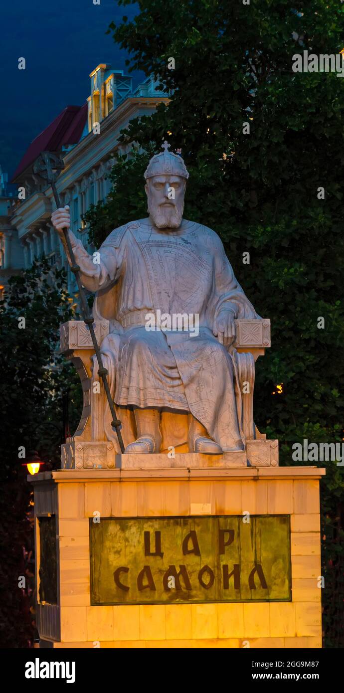 Statue de marbre et monument à l'empereur Tsar Samoil dans le centre ...