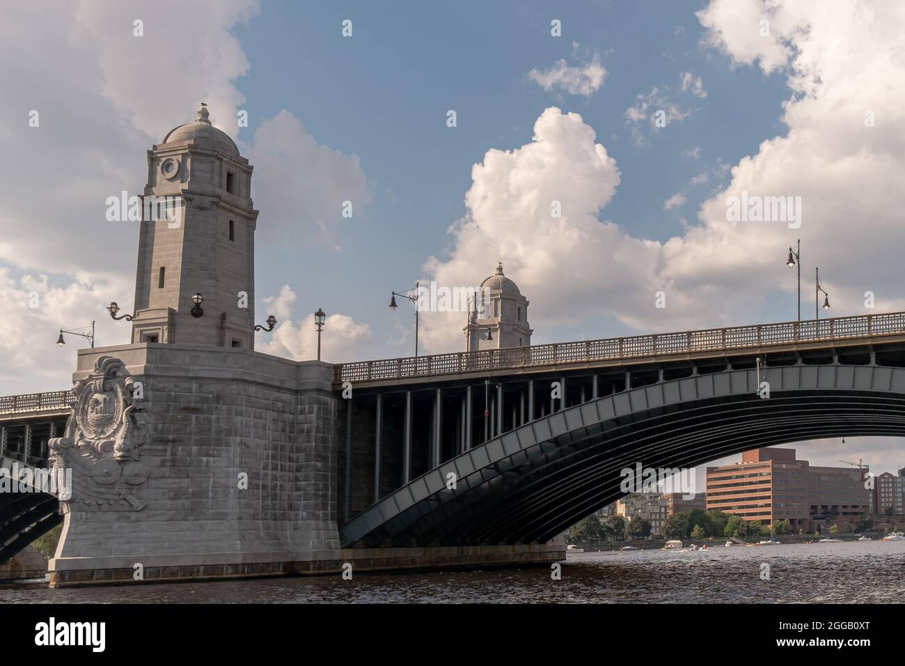 Le pont Longfellow est un pont d'arche en acier qui enjambe la rivière ...
