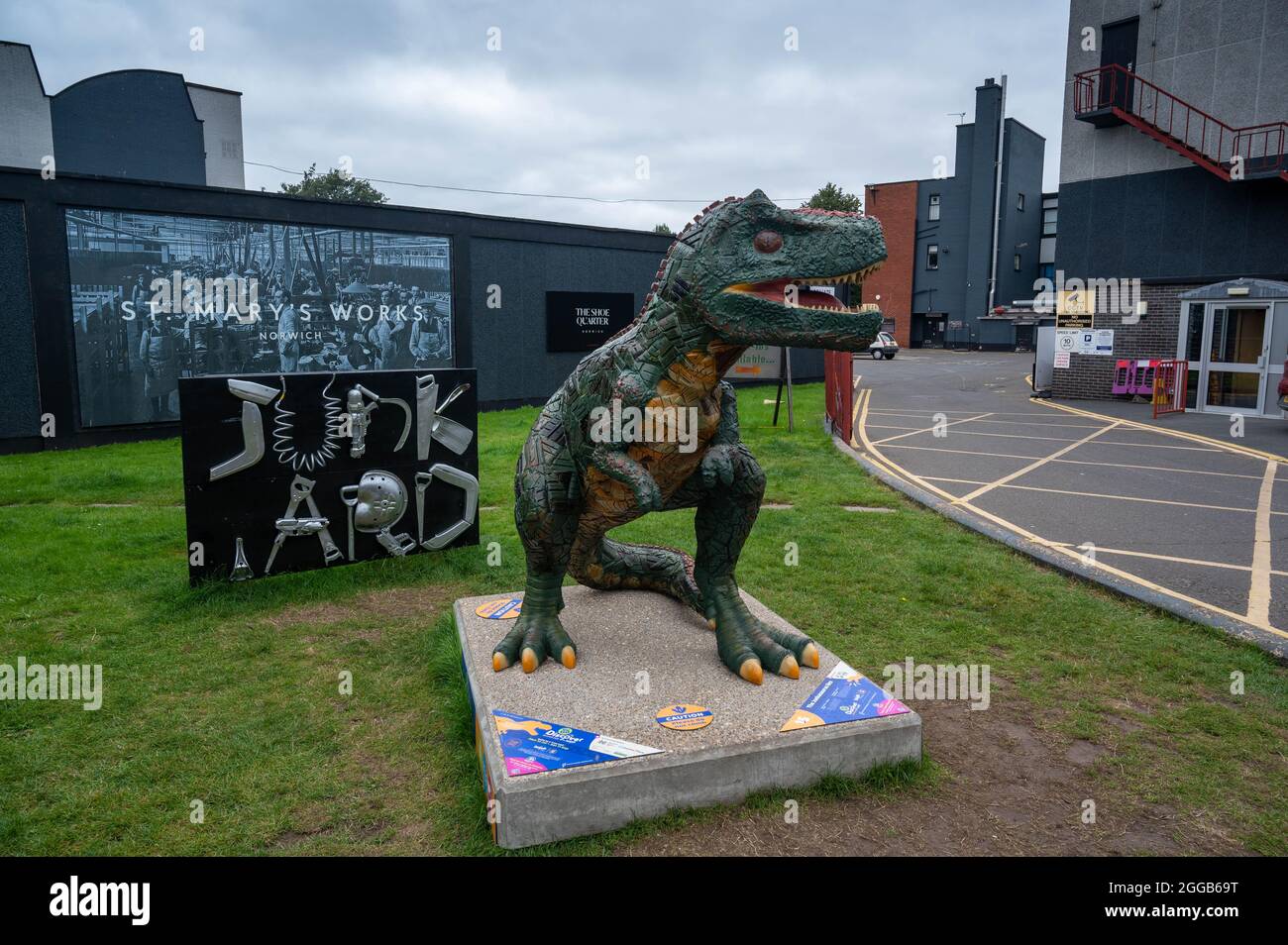 Dinosaure sur socle Banque de photographies et d’images à haute ...