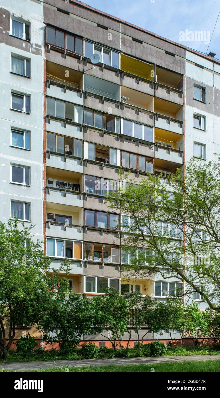 Façade d'un immeuble résidentiel à panneaux de plusieurs étages à Riga ...