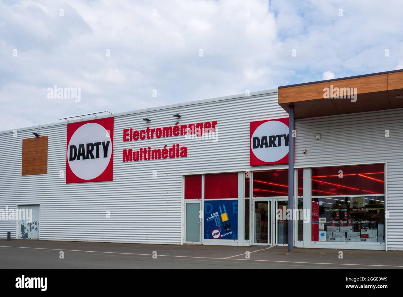 FLECHE, FRANCE - 31 juillet 2021 : le LOGO DARTY Voir sur la façade du ...