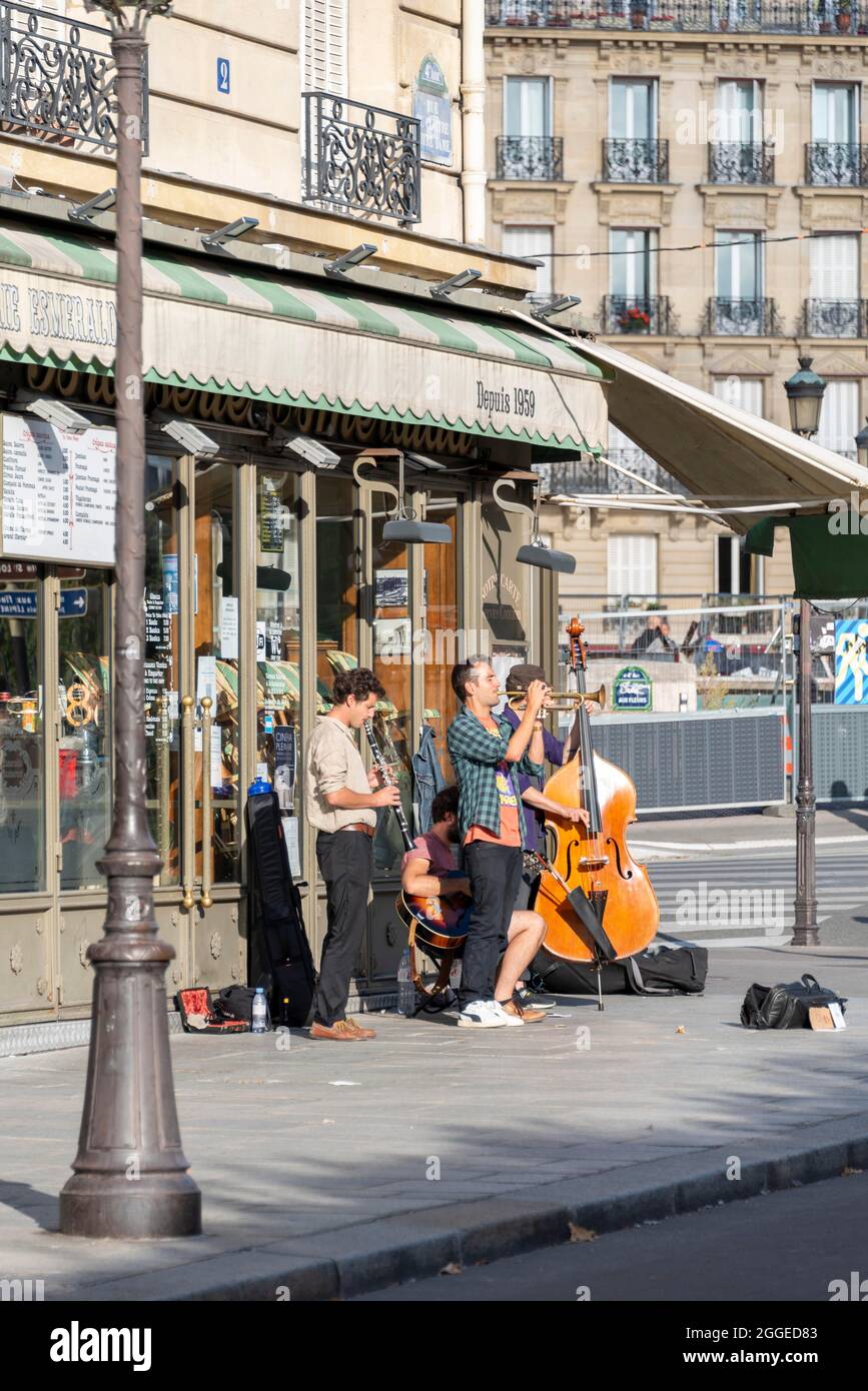 Street musician paris Banque de photographies et d’images à haute ...