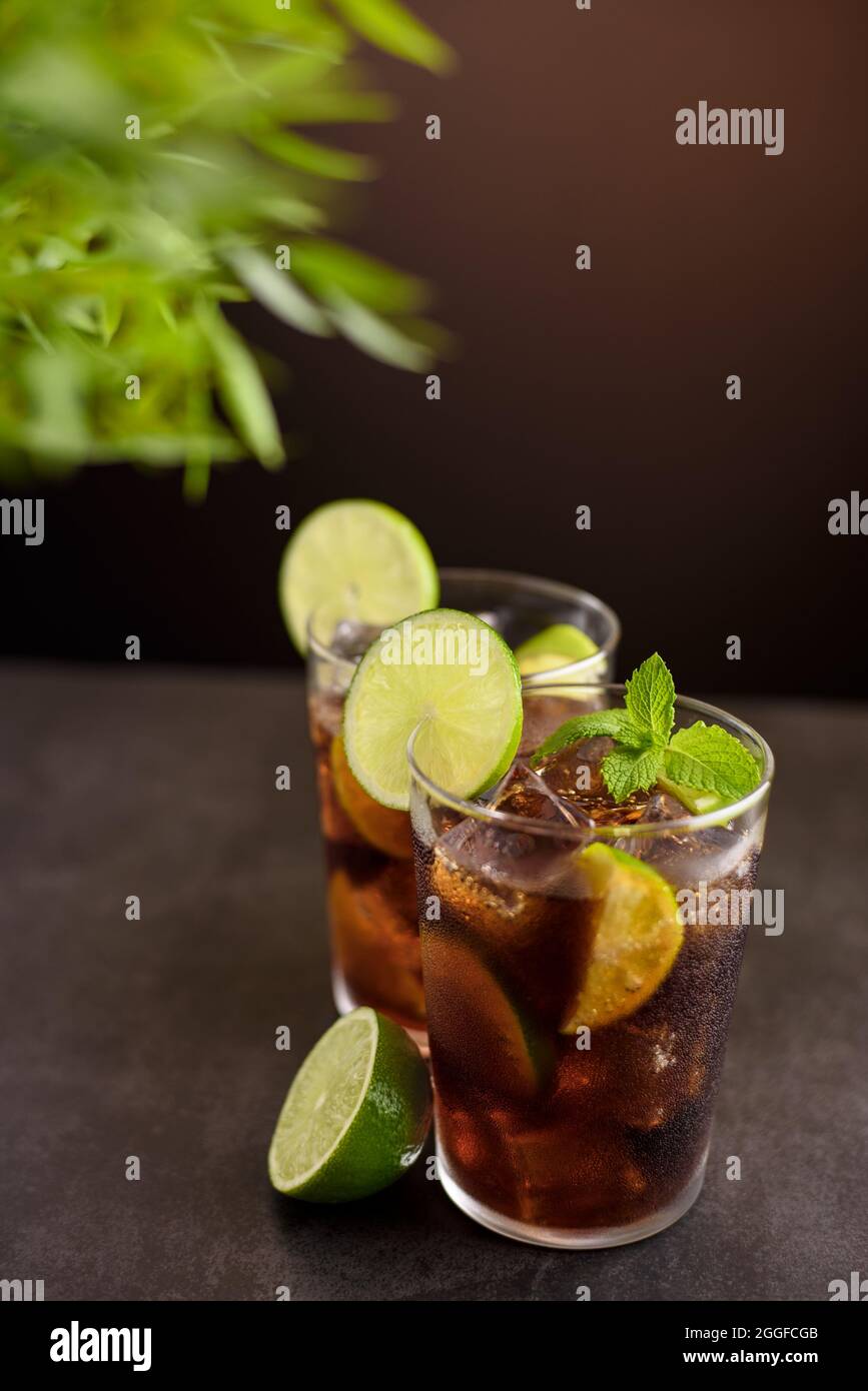 Rhum et cola Banque de photographies et d’images à haute résolution - Alamy
