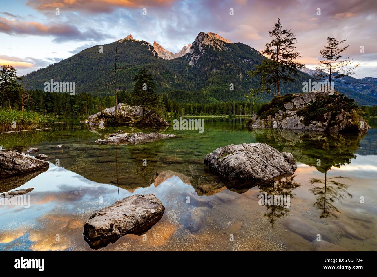 Le lac Hintersee dans les Alpes bavaroises à Ramsau en Allemagne Photo ...