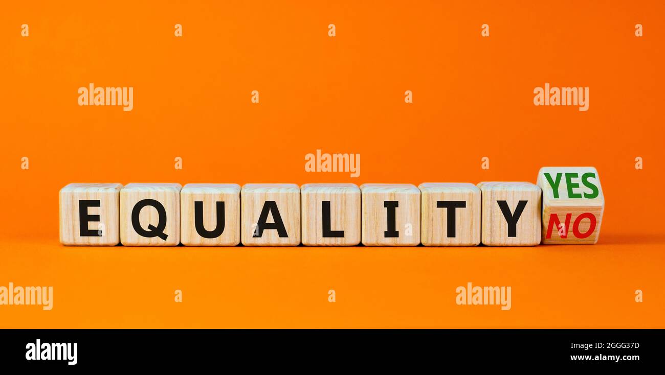 Symbole d'égalité. A tourné un cube en bois et a changé les mots ...