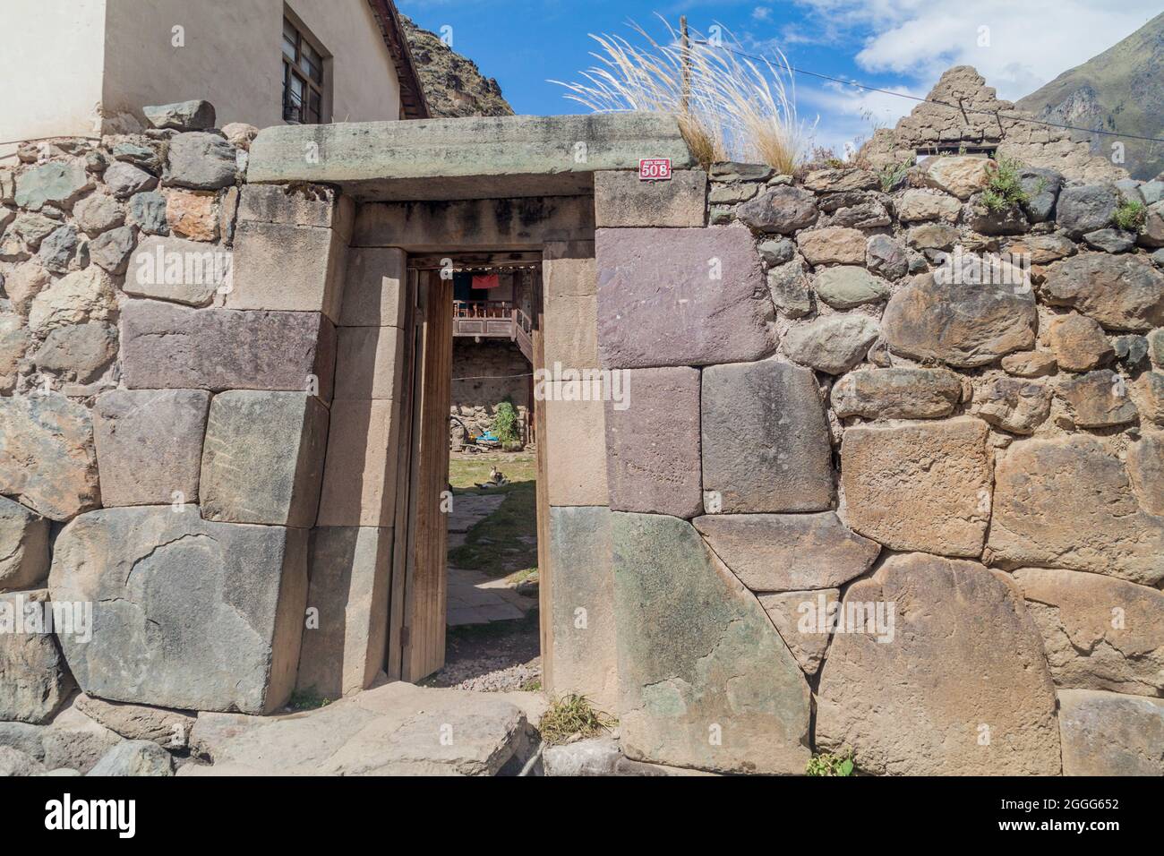 Ancienne porte de style inca d'une maison dans le village d ...