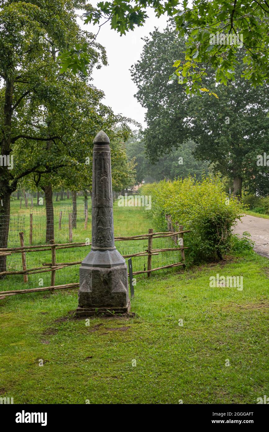 Genk, Belgique - 11 août 2021 : Domein Bokrijk. Ancien marqueur de ...