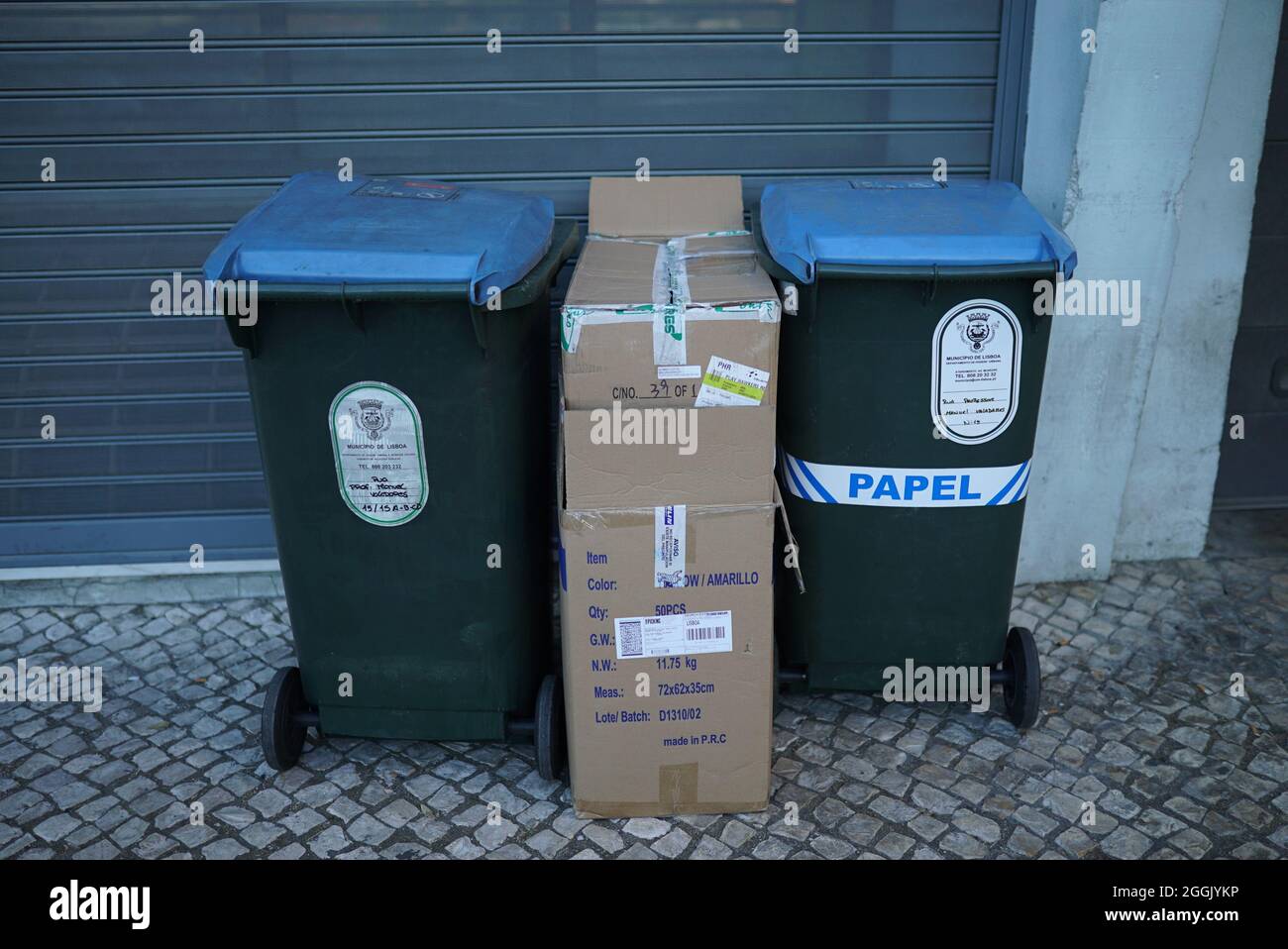 Vue de la mise au rebut des déchets avec une grande boîte en carton ...