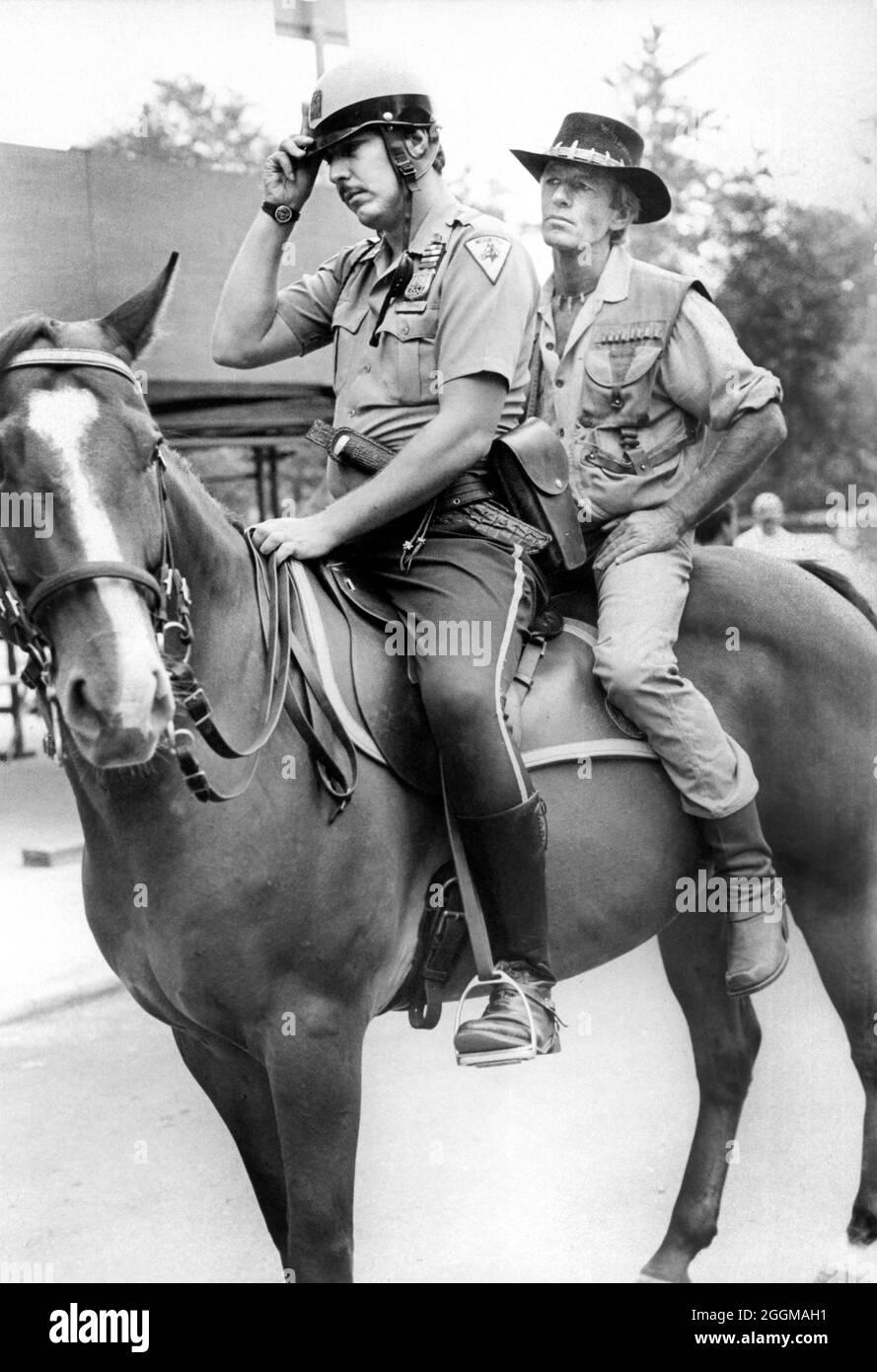 Crocodile dundee film Banque d'images noir et blanc - Alamy