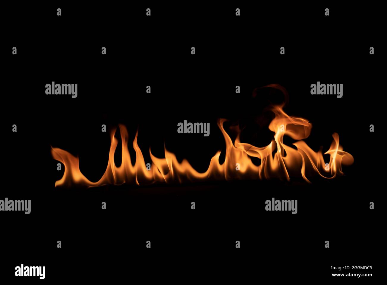 Flammes d'un vrai feu Banque de photographies et d’images à haute résolution - Alamy