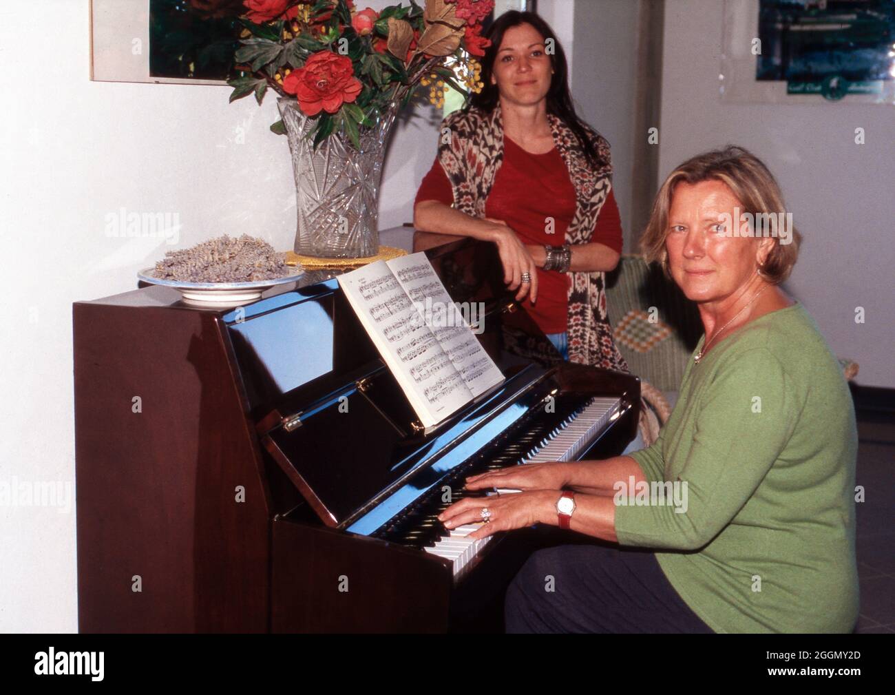 Patrizia Lamborghini und ihre Mutter Maria Teresa beim Klavierspiel auf ...