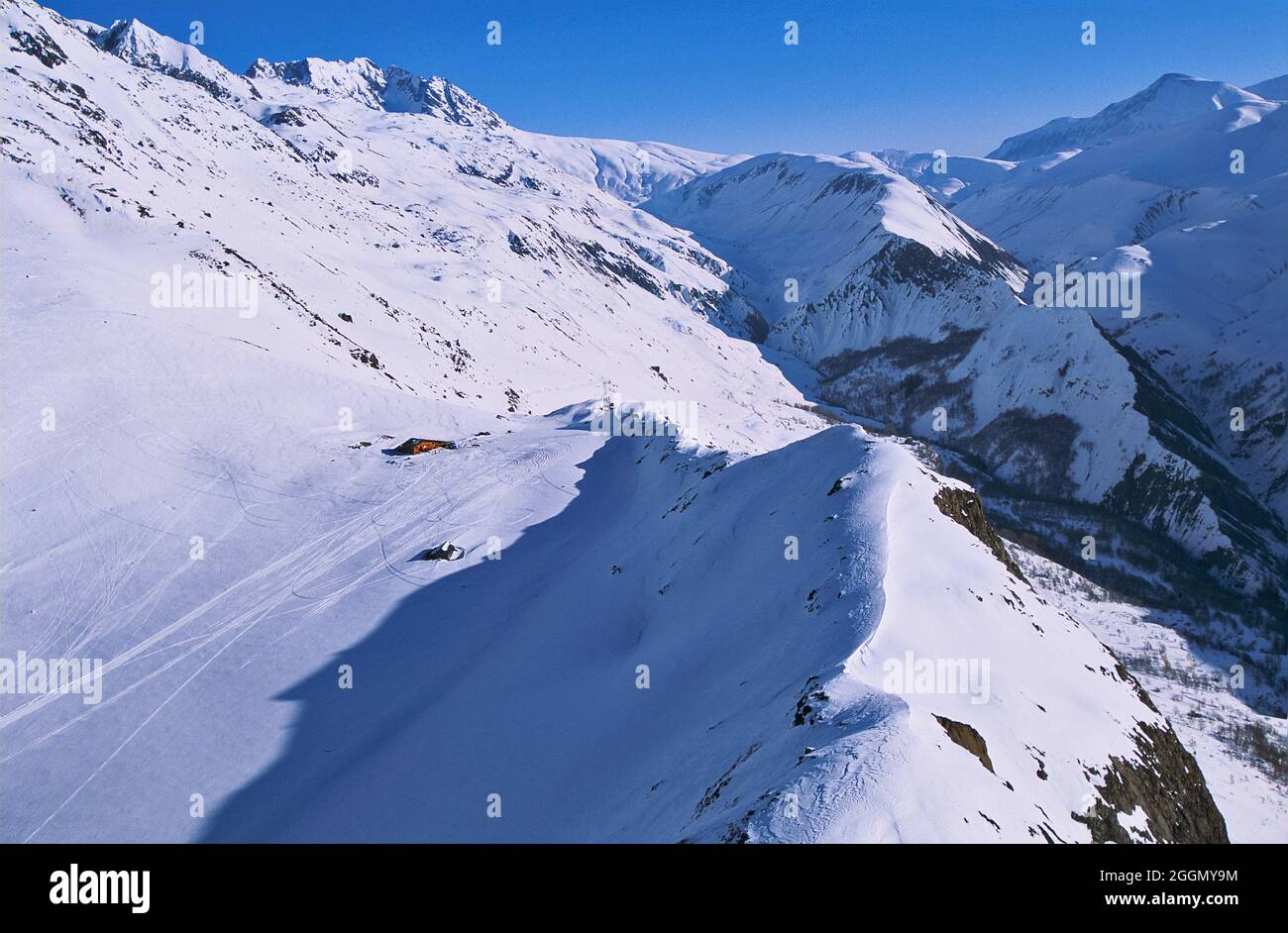 FRANCE. ISERE (38) STATION DE SKI ALPES D'HUEZ. VUE AÉRIENNE DU REFUGE ...
