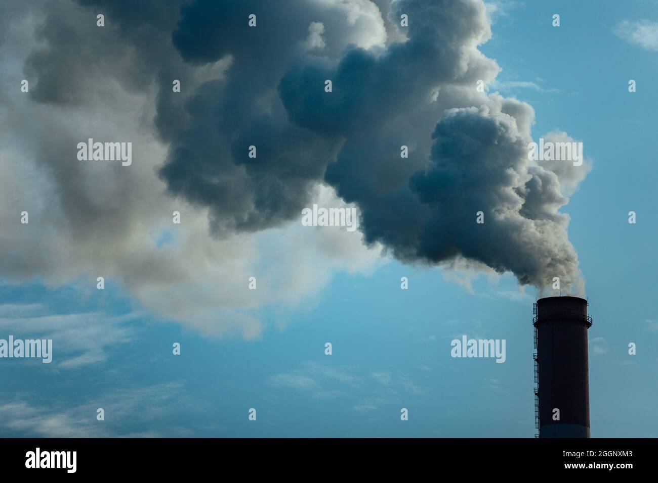 fumée des cheminées des usines. pollution de l'atmosphère par les ...