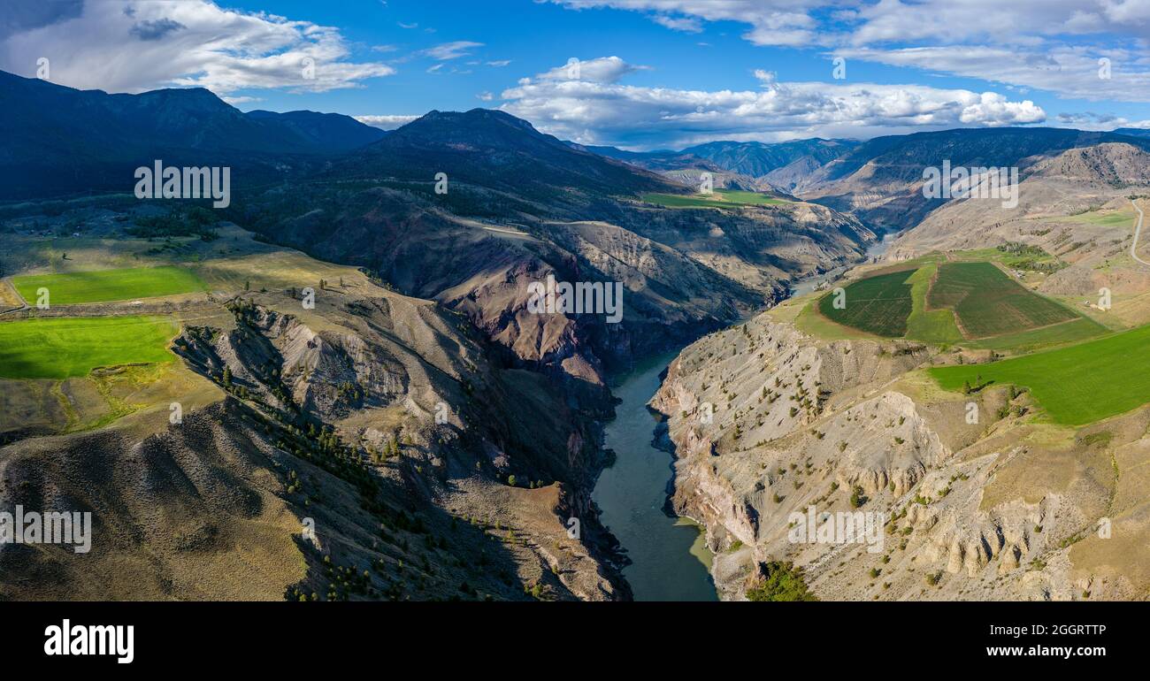 Photo panoramique aérienne du fleuve Fraser qui coule dans le robuste ...