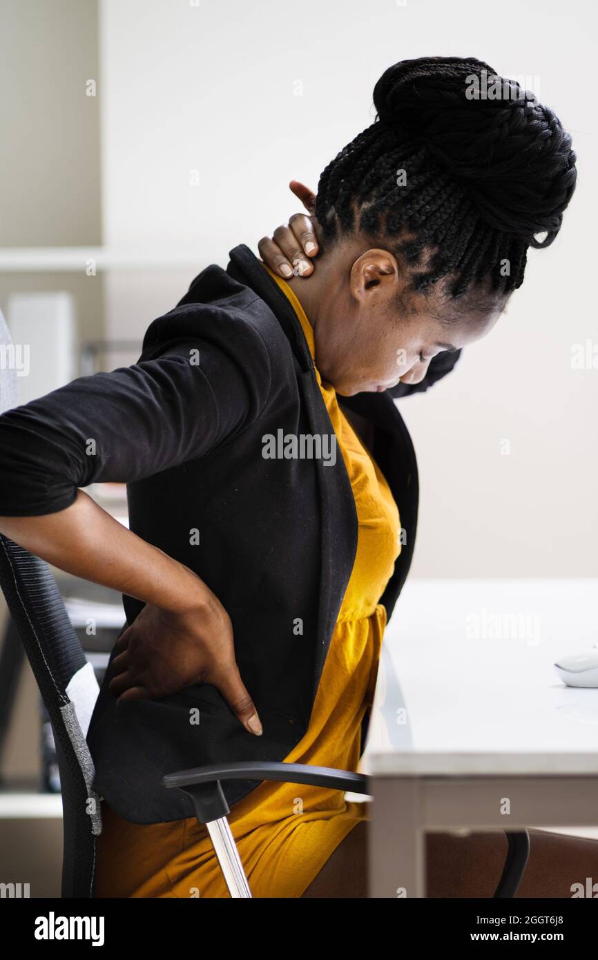 Jeune femme assise dans une chaise de bureau Banque de photographies et d’images à haute ...