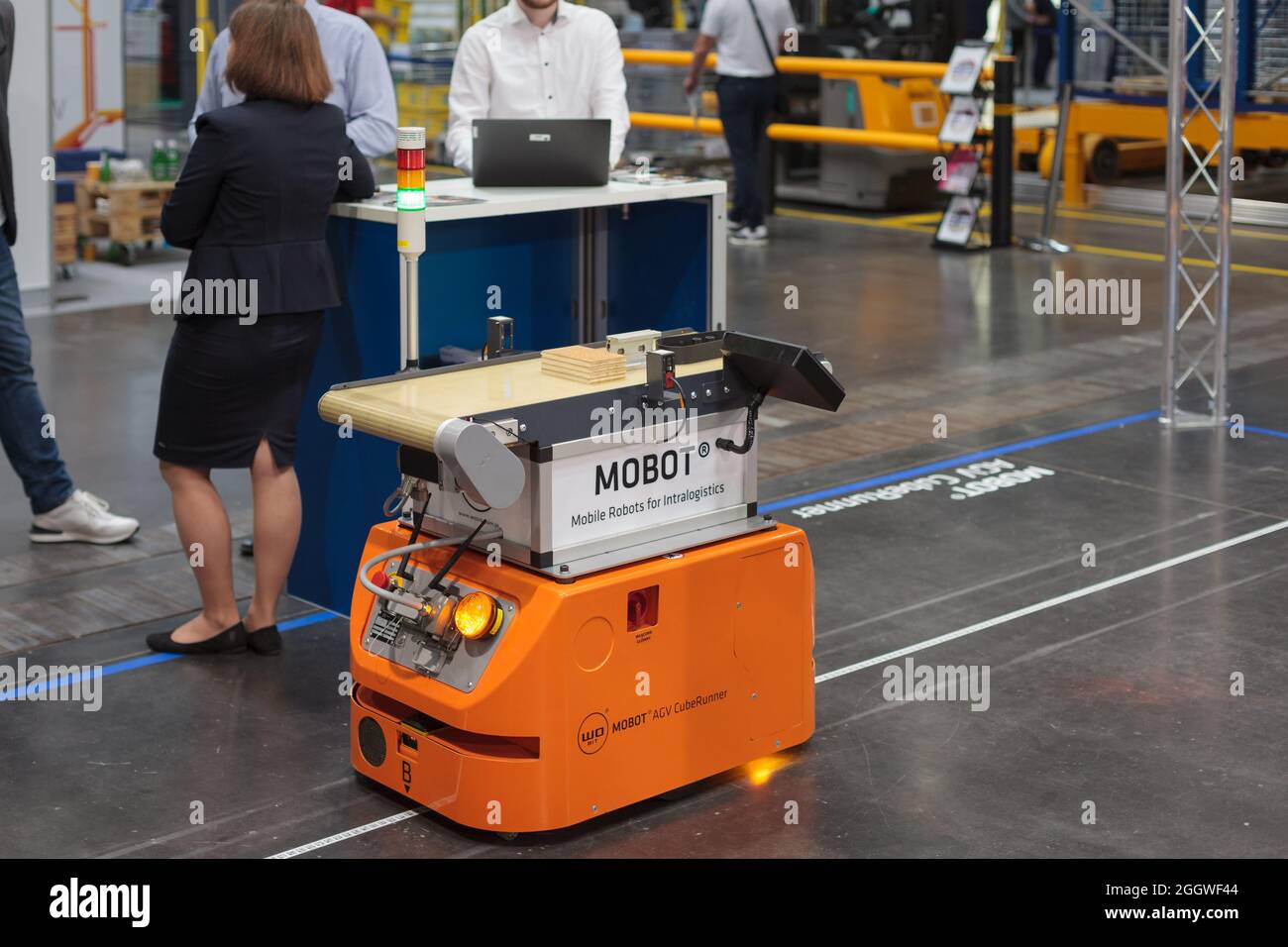 Agv robot Banque de photographies et d’images à haute résolution - Alamy