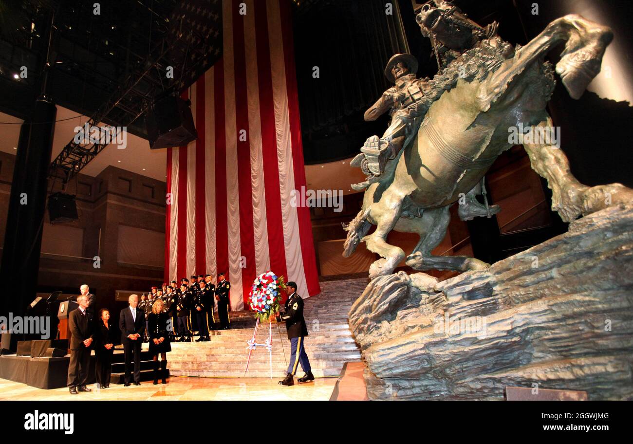 Le sergent-chef. Eric Gatlin, présente Vice-président Joseph Biden et ...