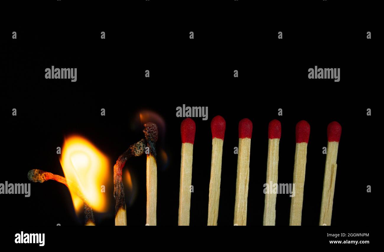 Groupe de allumette rouge brûlante isolée sur fond noir. Combustion de ...