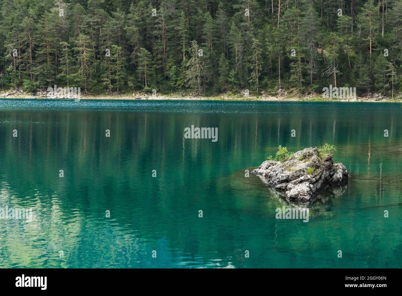 Reflet de la roche dans l'eau Banque de photographies et d’images à ...