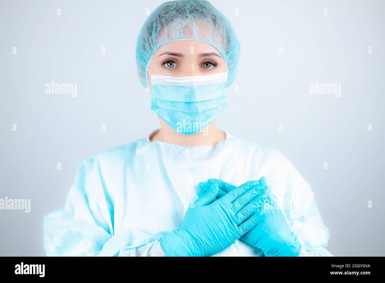 une infirmière dans une robe médicale, un masque, et des gants de ...